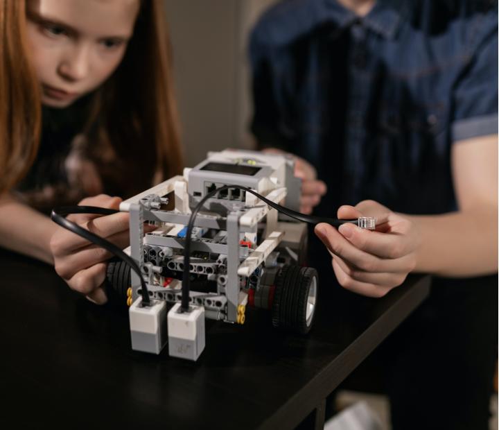 Diseña y monta tu propio robot | Fundación Ibercaja